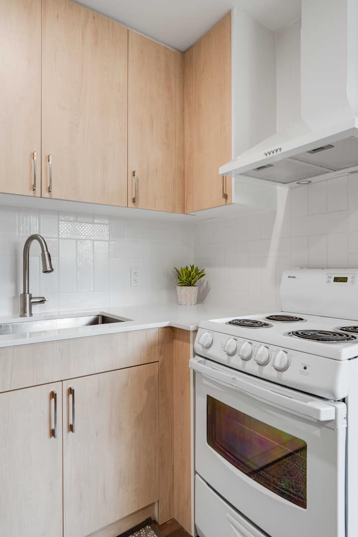 Charming Century 1 Bed Apartment;steps To Downtown - London