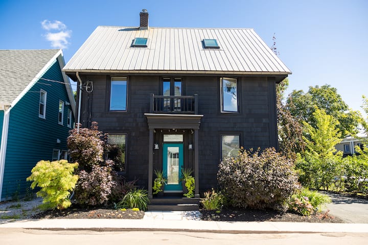 Charming Garden Suite Downtown - Charlottetown