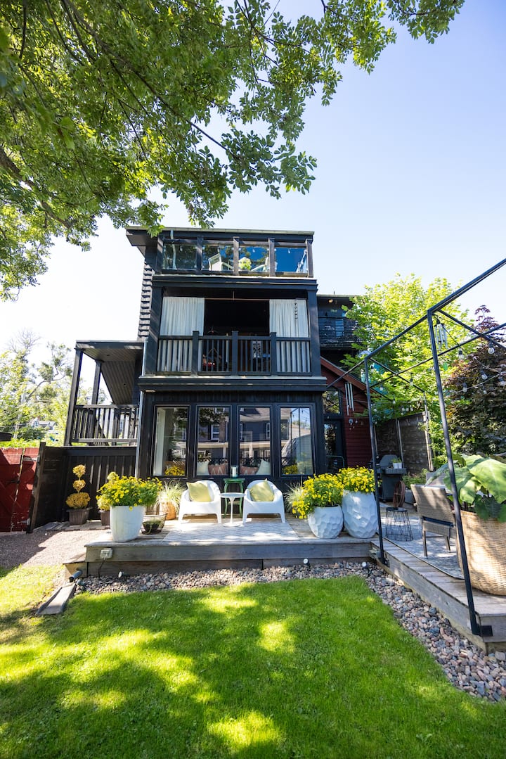 Downtown 2bd Charming Black House Garden Suite - Charlottetown
