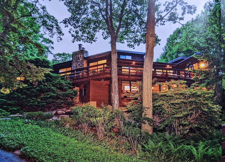 Treetops! An Upscale, Unique 5 Bdrm Home With Pool - Lake Gaillard, CT