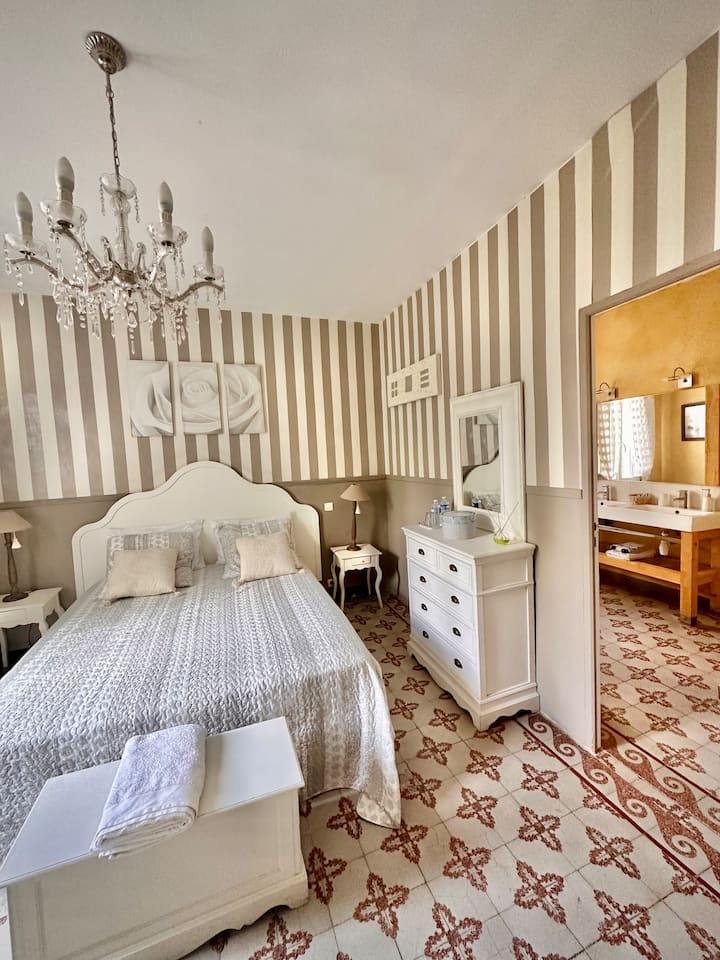 Lacanepière Chambre Ivoire - Saint-Gilles, France