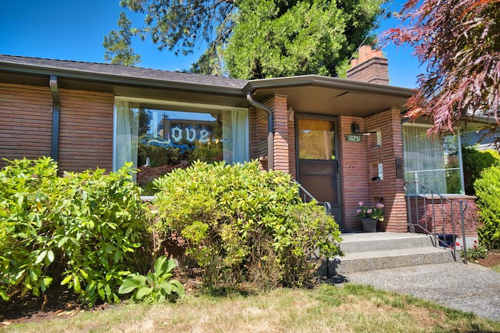Spacious & Bright Mid-century Modern - Seattle, WA