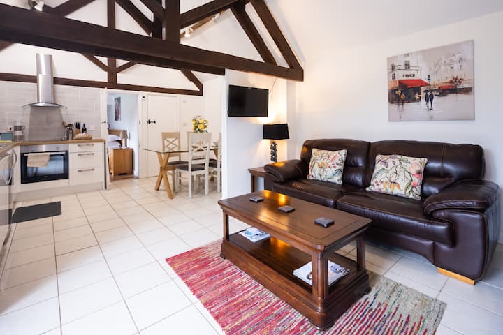Deer Cottage At Rowden Manor - Sleeps 5 & Parking - Chippenham