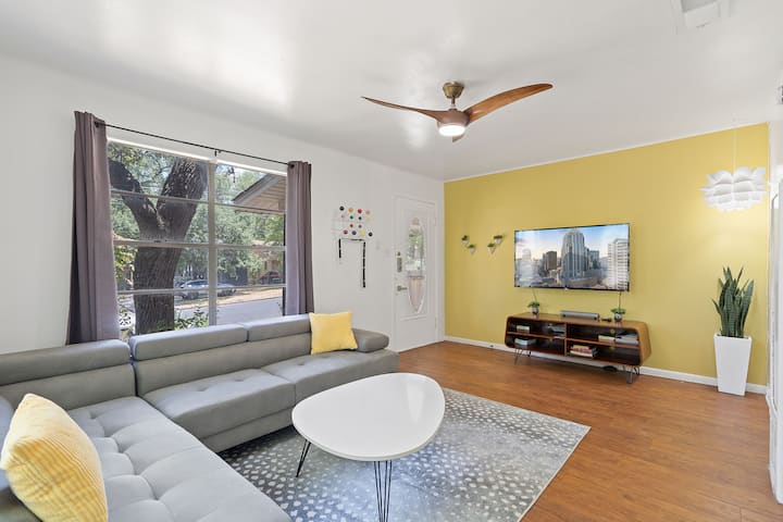 Congress Bungalow: 2 Blocks To Everything & Yard - Austin