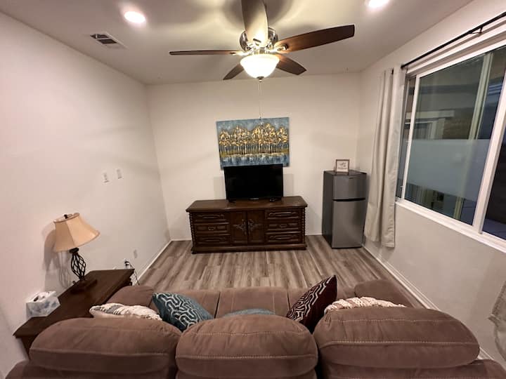 Private Entry Entire Cozy 1 King Bed Suite - Eastvale, CA