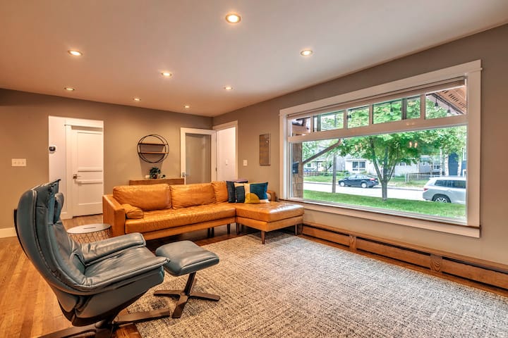 Modern Home In Convenient Location - Anchorage