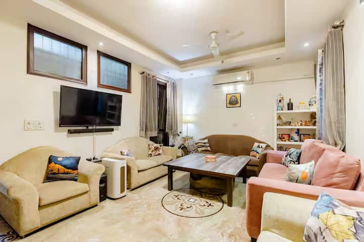 Room With Park-facing Balcony In East Of Kailash - New Delhi