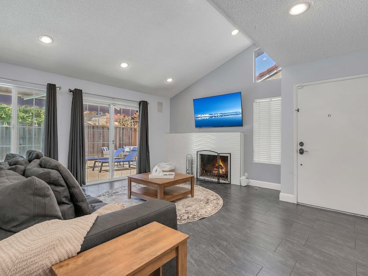 Modern 3-br Home. Pool, Game Room, Wood Fireplace - San Jose, CA