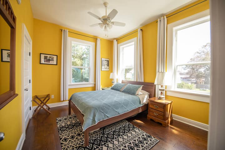 Okra Inn Carrollton: 2 Bedroom Suite, Private Bath - New Orleans, LA