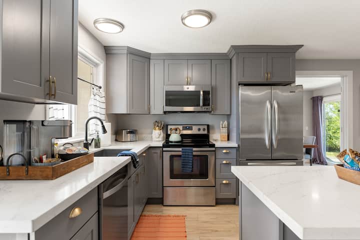 Ridge View Retreat, Comfy Happy Decor, Fenced Yard - Port Angeles, Washington