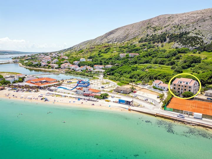 Beachfront Family Apartment - Karlobag