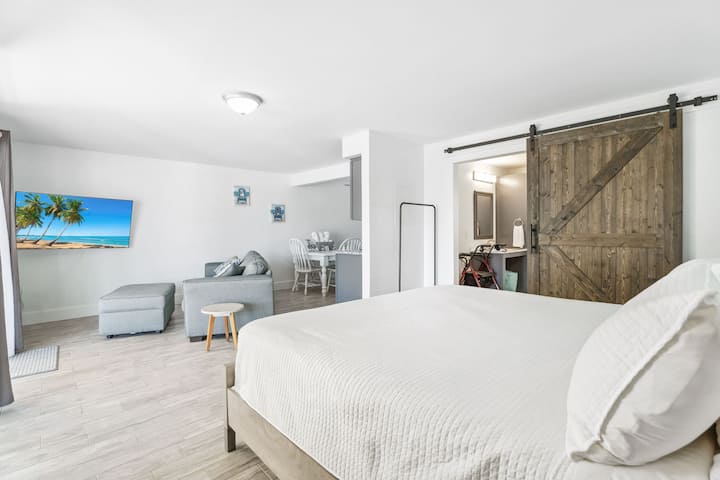 King Efficiency With Living Room & Kitchen - Sanibel Island, FL