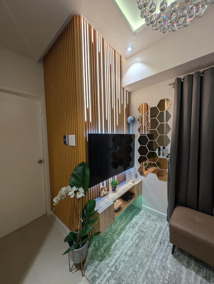 Corner 2-bedroom Condo At The Celandine - Valenzuela