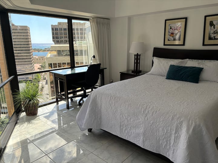2br+den Downtown W/ Ocean Views  + Free Parking - Hawaii