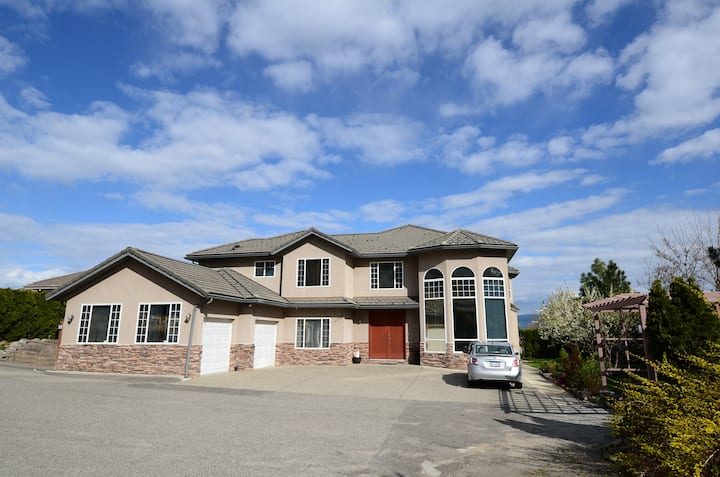 Greenleaf 2 Bdrm 1 Bth Suite W/private Entry - West Kelowna