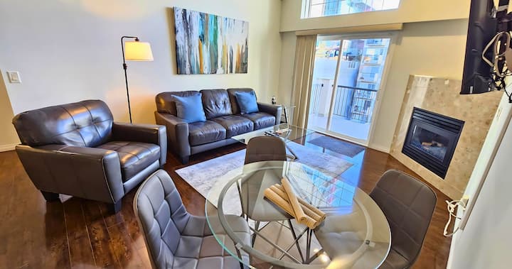 Spacious 2 Bed & Loft 2 Bath Near The Bmo Centre - Calgary