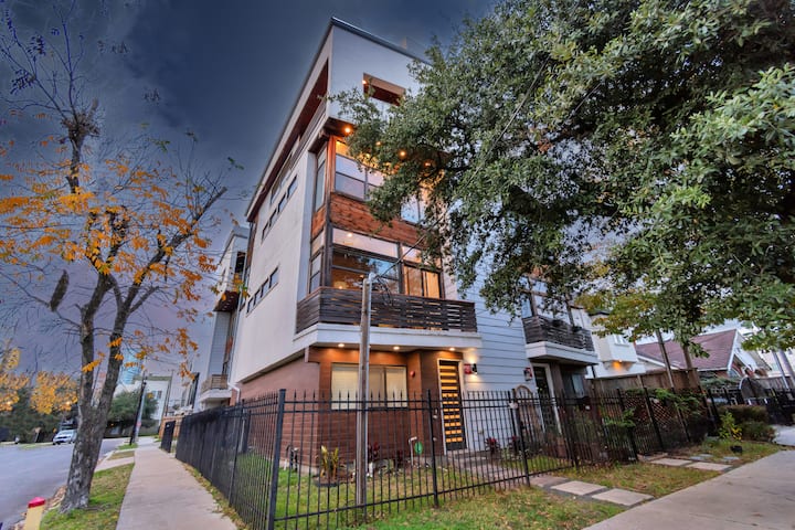 Luxury Home In Midtown W/ Skyline View - Houston, TX
