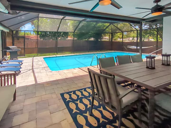 Heated Pool! Huge Walk In Shower! 5 Min To Beach! - Madeira Beach, FL
