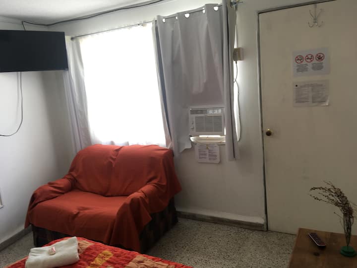 Habitacion En Lopez Mateos Zona Centro Con Aire Ac - León