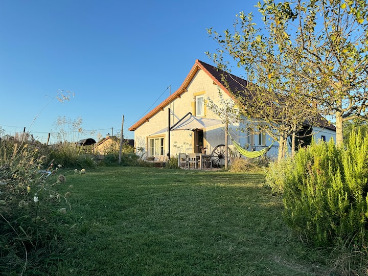 Authentic 6-person Vacation Home. Splendid View. - Digoin