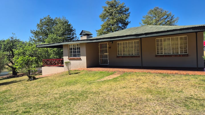 Neat Country Farm Cottage - Dullstroom