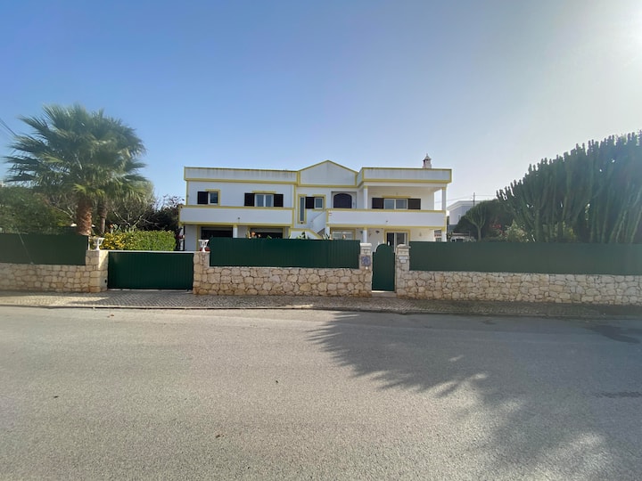 5 Chbres, Pisc. Salé (Chauff. Opt.), Lieu De Jeux. - Ferragudo