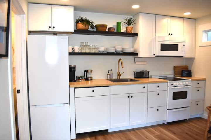 Beautiful Guesthouse 1 Bed/1 Bath, Dog Friendly - Olympia, WA