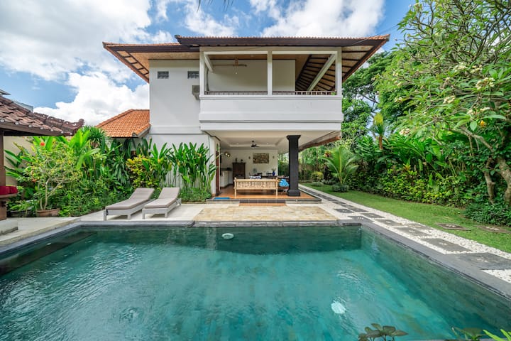 Gerbera Balinese Villa - 水明漾