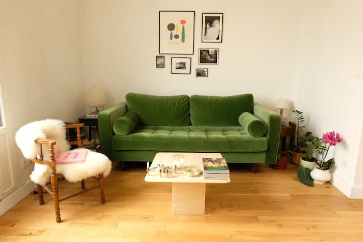 Little Haven Of Peace In Paris - Pigalle / Moulin Rouge