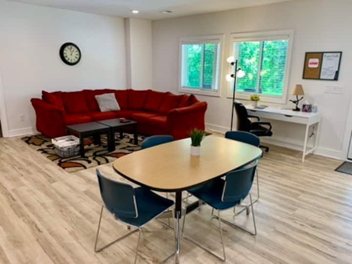 Relaxing Woodland Getaway W/ 2br, 2ba - Kansas City, KS