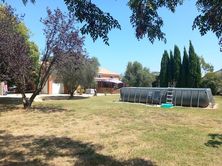 L'olivier, T2 Climatisé Jardin Et Parking. - La Crau