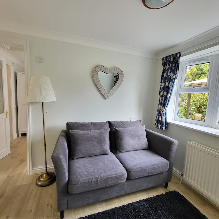Cheerful, Cosy, One Bed Home With Patio & Parking! - Newbury