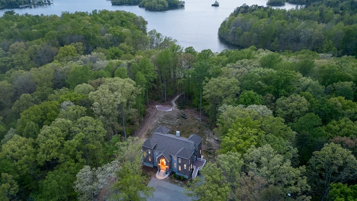 Lake View Castle Retreat With  Public Lake Access - Lake Anna, VA