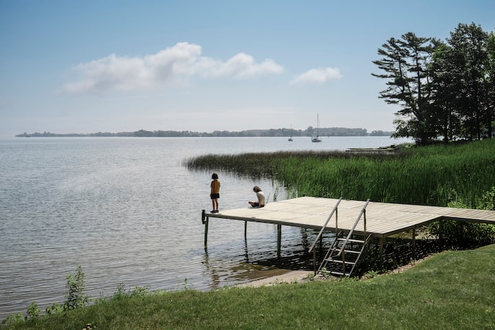 The Wilolea | 5 Bedroom | 300 Feet Of Lakefront - Prince Edward