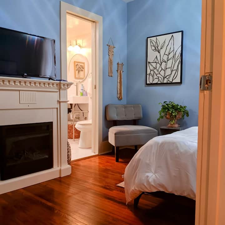 The Blue Herron 1868 Historic District Cottage - Galveston, TX