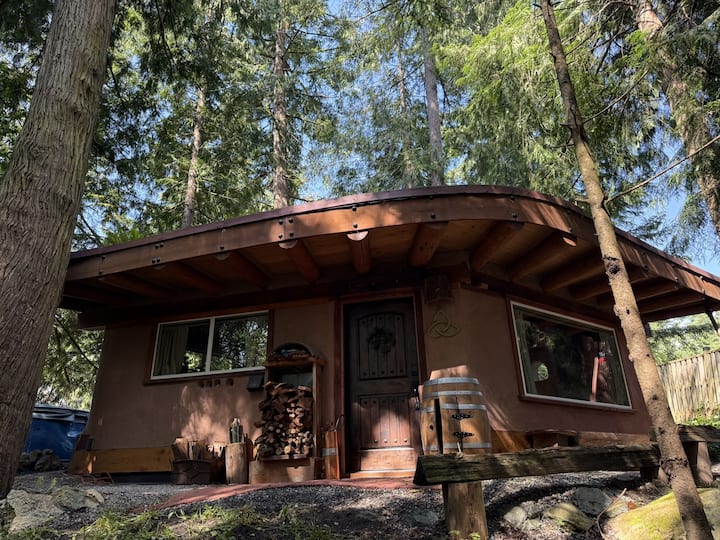 The Wobbly Hobbit-
Cozy Earthen Cabin In The Woods - Canada