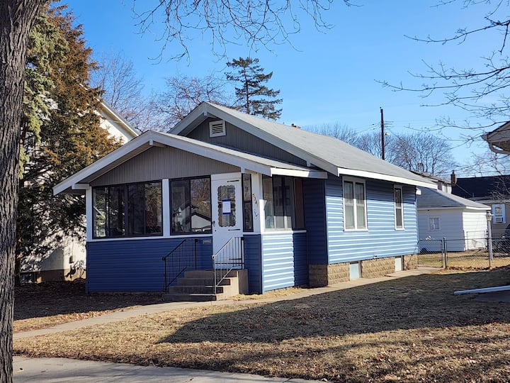 Beautiful 2br 1ba Home - Fenced-in Yard W/parking - Minneapolis