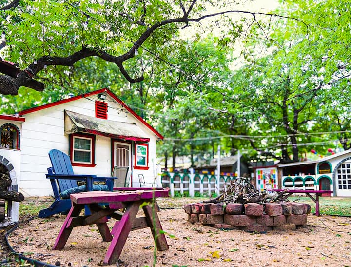 Stockyards Artist Retreat & Indoor Cactus Hammock - Fort Worth