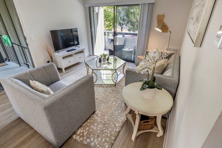 Shabby Chic Oceanside 2 Bedroom Serviced Apartment - Vista, CA