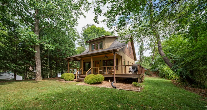 Diego's Cozy & Warm Bungalow - Asheville, NC