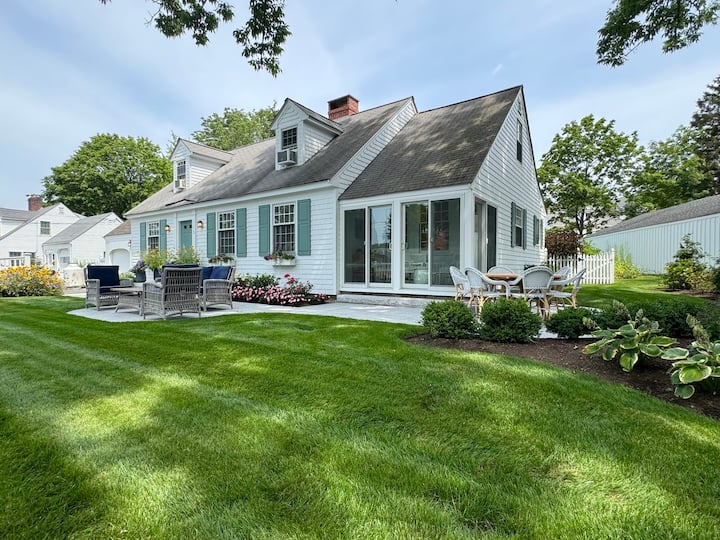 Cozy Kennebunkport Dock Square Cottage - Kennebunkport, ME