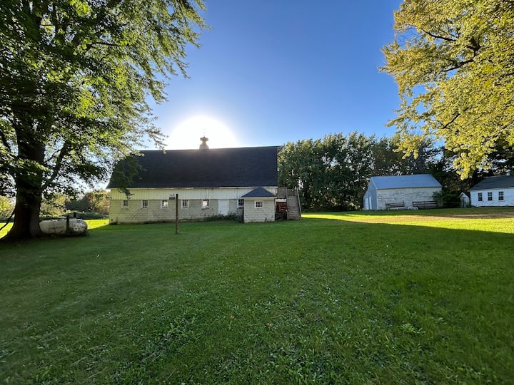 Feipel Farmhouse ~ Peaceful & Private Unique Stay - Farmington, MN