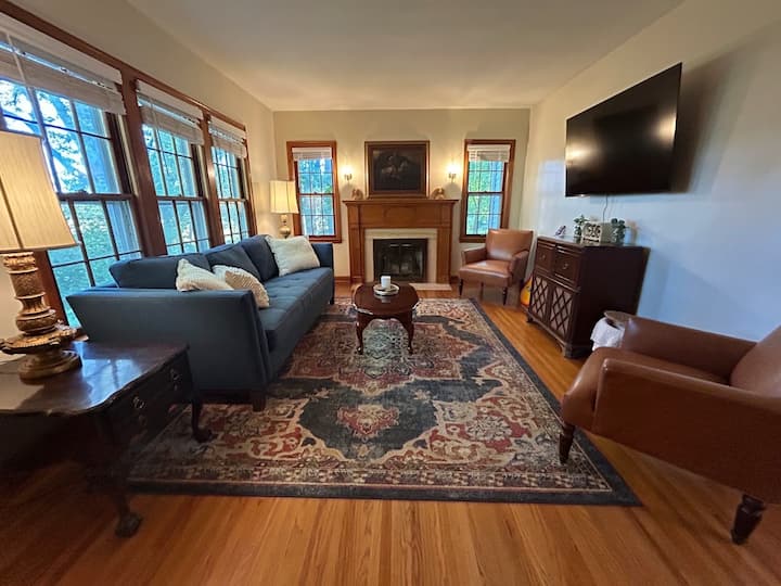 Feipel Farmhouse ~ Peaceful & Private Unique Stay - Farmington, MN