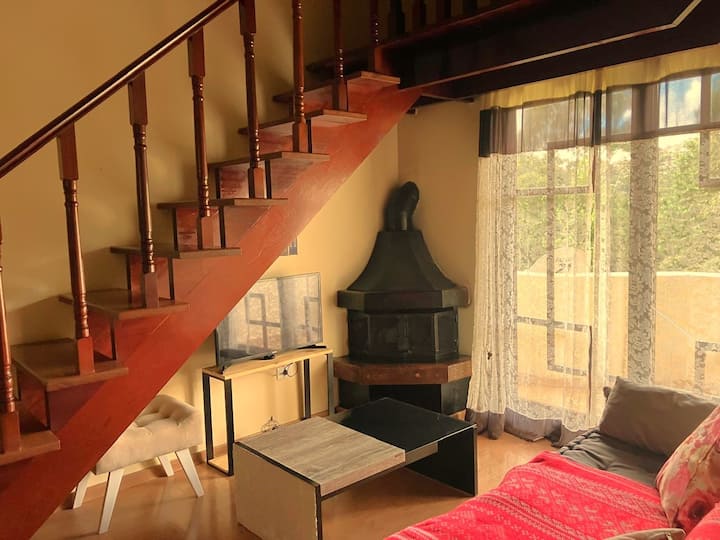 Charmoso Duplex Com Lareira, Varanda E áRea Verde - Campos do Jordão