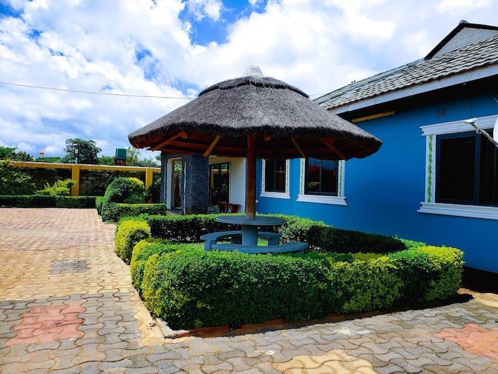 Grand Lusaka Escape W/ Private Pool – Sleeps 20+ - Lusaka