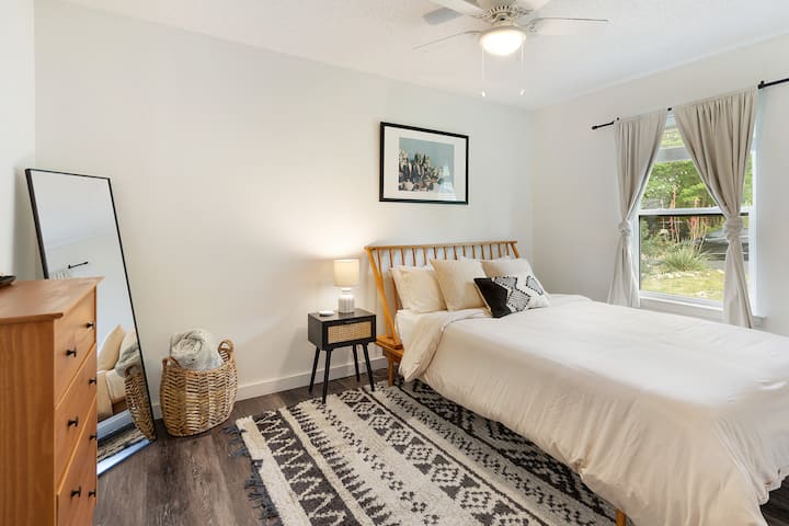 Bright Room In Happy Home + 10 Min From Downtown - Austin, TX