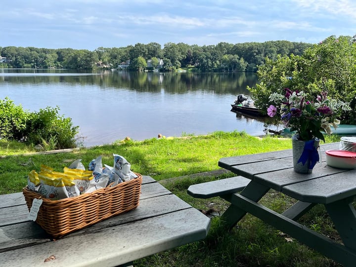 Family/pet-friendly Lake Retreat On Private 1 Acre - Rhode Island