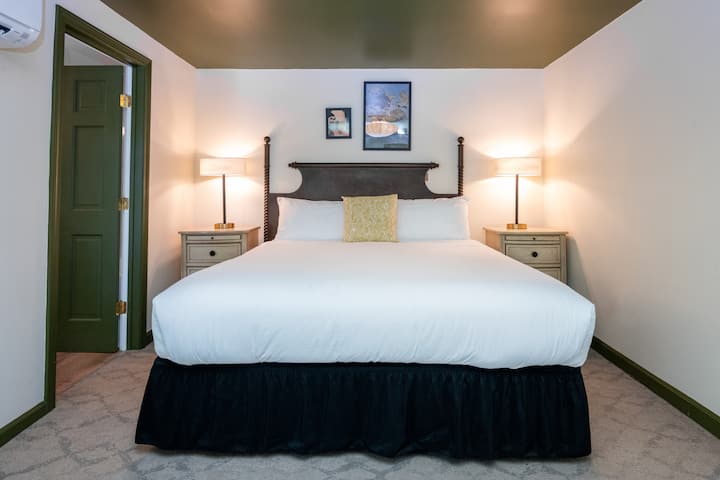 Whitlock Deluxe King Suite - Lenox, MA