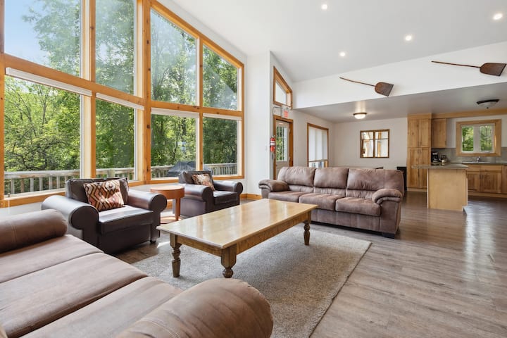 The Cedarwood House: 10 Bdr Chalet W/ Hot Tub! - Thornbury