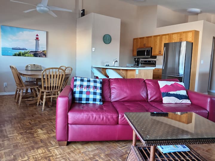 Entire 3 Bedroom, 1.5 Baths, Nw Corner Sylvan Lake - Sylvan Lake